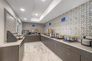 Café da manhã com buffet grátis todos os dias