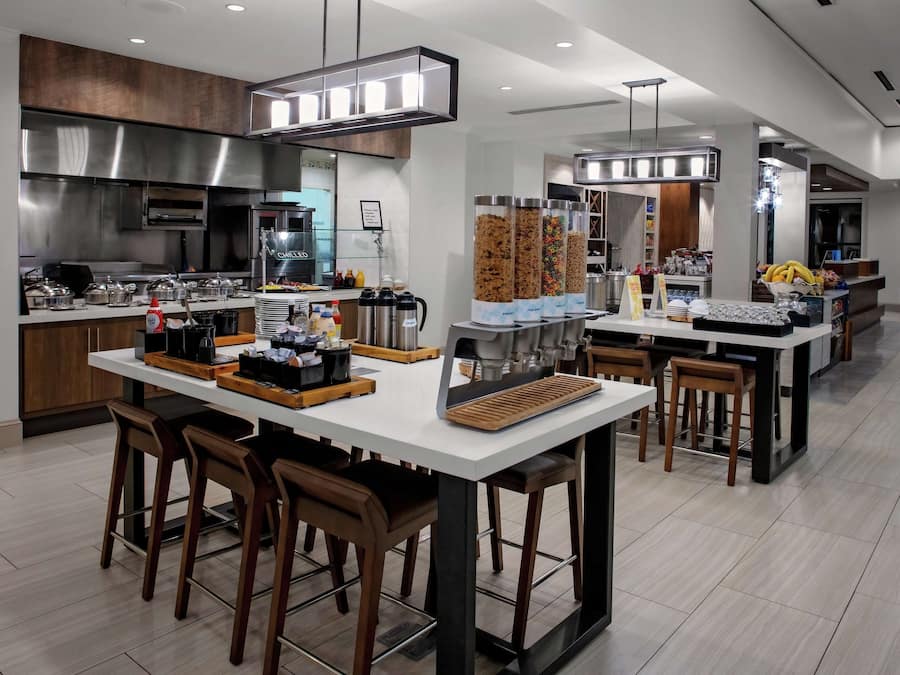 Pequeno-almoço continental diário (12.95 USD por pessoa)