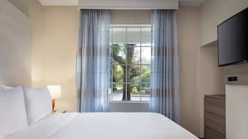 Suite, várias camas | 1 quarto, cofre no quarto, secretária, cortinas/cortinados opacos