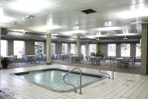 Piscina interior, espreguiçadeiras 