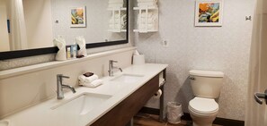 Deluxe, 1 Cama King-size, Não-fumadores | Casa de banho | Artigos de higiene pessoal grátis, um secador de cabelo
