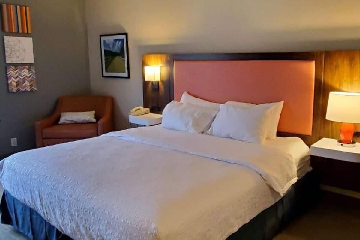 1 quarto, roupa hipoalergénica, cofre no quarto