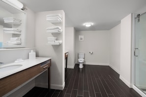 Suite-Estúdio, 1 cama king-size, frigorífico e micro-ondas (Wet Bar) | Casa de banho | Artigos de higiene pessoal grátis, um secador de cabelo