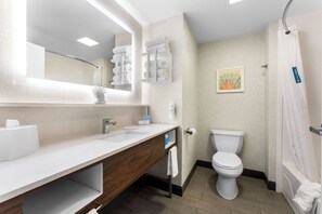 Quarto, 2 camas queen-size, não fumadores | Casa de banho | Artigos de higiene pessoal grátis, um secador de cabelo 