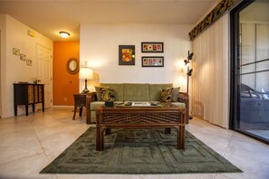 Suite, 1 quarto | Sala de estar | Televisor de ecrã plano de 40 polegadas com canais por cabo, televisor 