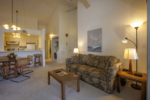 Suite, 1 quarto | Sala de estar | Televisor de ecrã plano de 40 polegadas com canais por cabo, televisor 