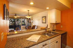 Suite, 1 quarto | Cozinha privada | Um frigorífico, um micro-ondas, um forno, uma placa de cozinha 