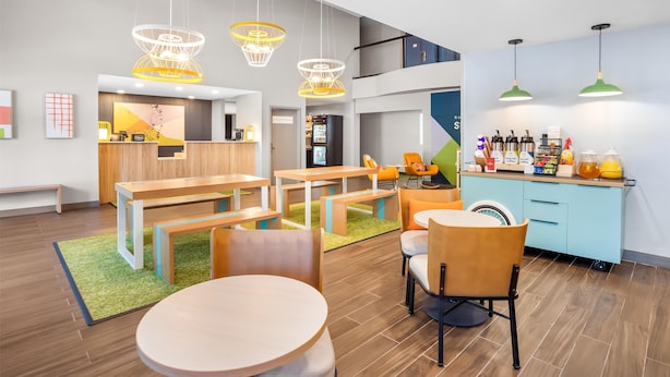 Um interior moderno com balcão de recepção, área de estar e kitchenette.
