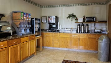 Café da manhã completo grátis todos os dias