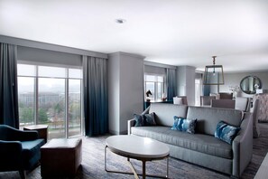 Roupa hipoalergénica, cofre no quarto, secretária 