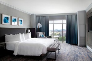 Roupa hipoalergénica, cofre no quarto, secretária 