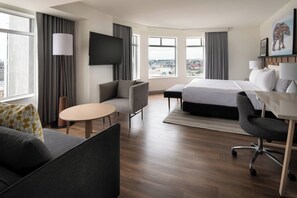 Quarto Club, 1 cama king-size e sofá-cama, não fumadores | 1 quarto, roupa de alta qualidade, cofre no quarto, secretária 