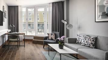 Suíte club, 1 quarto, para fumantes, sacada | 1 quarto, roupas de cama premium, frigobar, cofres nos quartos