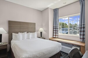 Suíte, 1 cama Queen | Escrivaninha, cortinas blackout, ferros/tábuas de passar roupa