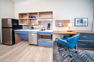 Um frigorífico, um micro-ondas, uma placa de cozinha