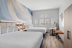 Quarto standard, várias camas | Cofres nos quartos, escrivaninha, espaço de trabalho para notebook