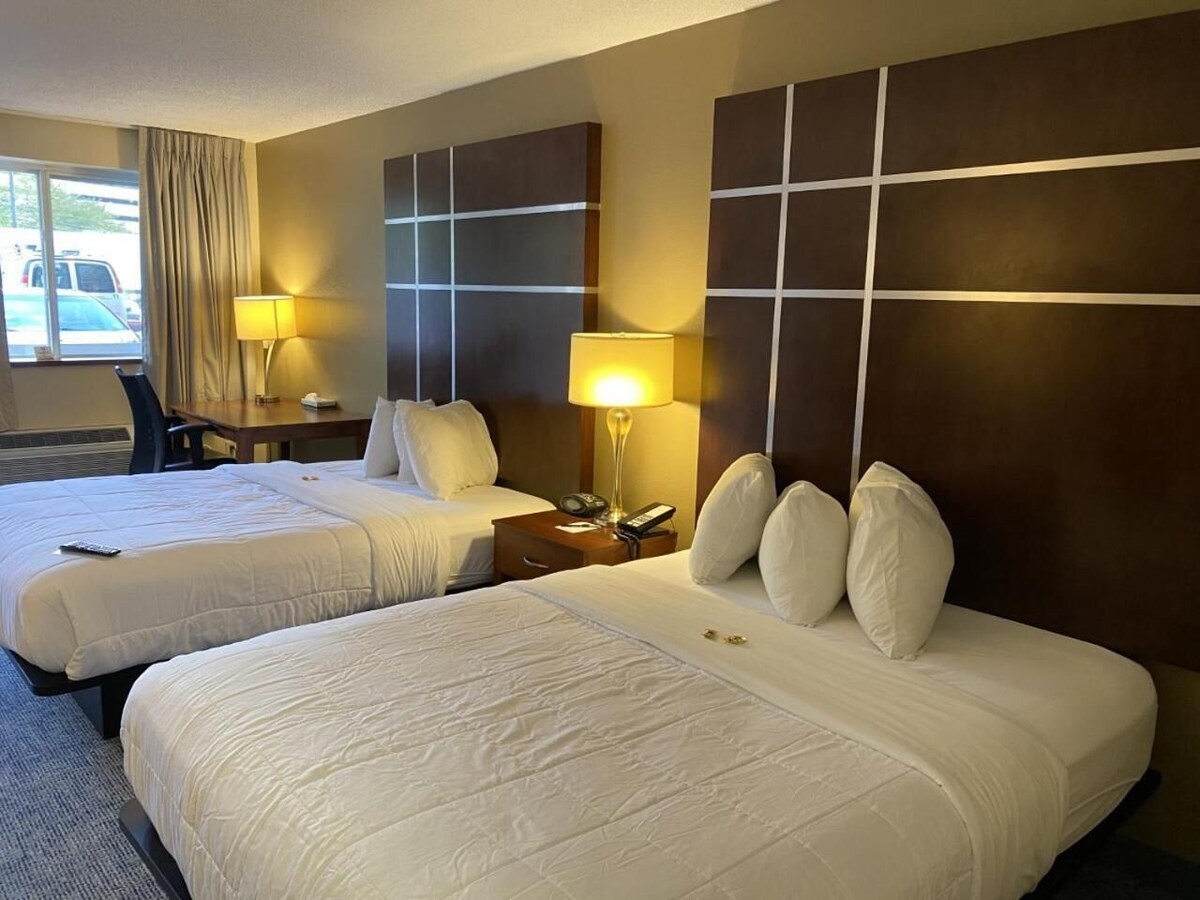 Cherokee Grand Hotel Reviews, Deals & Photos 2026 - Expedia