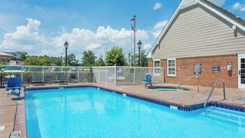 Piscina exterior sazonal, da(s) 7:00 à(s) 22:00, guarda-sóis