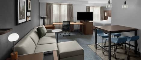 Escrivaninha, cortinas blackout, ferros/tábuas de passar roupa