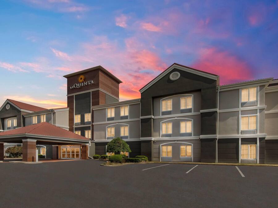 Um hotel com design moderno, exibindo uma placa de 'Marriott' em destaque, várias varandas e uma entrada coberta.