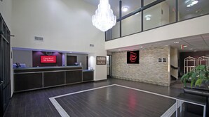 Área de recepção de hotel com placa digital indicando disponibilidade de Wi-Fi gratuito.