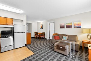 Suíte, 1 cama Queen, para não fumantes | Escrivaninha, ferros/tábuas de passar roupa, berços grátis