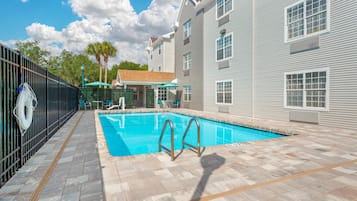 Piscina exterior, da(s) 9:00 à(s) 21:00, guarda-sóis, espreguiçadeiras