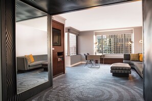 Suite Superior, 1 cama king-size, Vista para a cidade (Corner) | Lençóis de algodão egípcio, roupa de alta qualidade, edredões de penas 