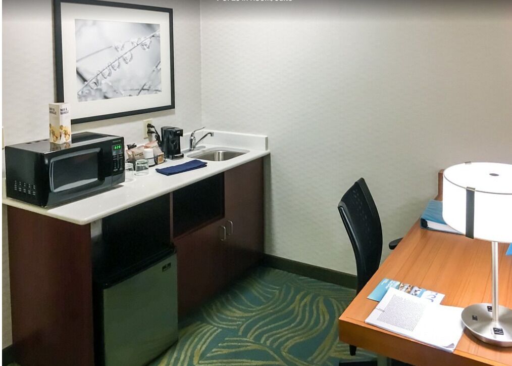 Minifrigorífico, um micro-ondas, uma cafeteira/bule 