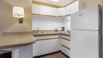 Estúdio Deluxe, 1 cama king-size e sofá-cama, não fumadores | Cozinha privada | Um frigorífico/congelador grande, um micro-ondas, uma placa de cozinha