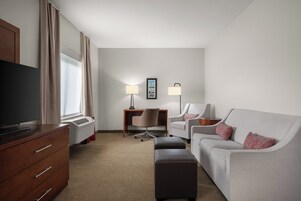Suíte, 1 cama King | Cofres nos quartos, escrivaninha, espaço de trabalho para notebook