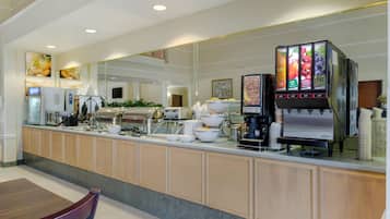 Café da manhã com buffet grátis todos os dias