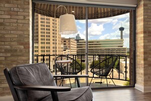 King Balcony | Roupas de cama premium, cofres nos quartos, cortinas blackout