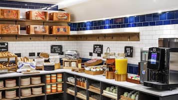 Pequeno-almoço tipo buffet diário (13.50 GBP por pessoa)