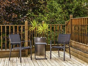 Quarto, 1 cama de casal, varanda | Roupa hipoalergénica, cofre no quarto, com decoração personalizada 