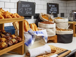 Pequeno-almoço tipo buffet diário (13.50 GBP por pessoa) 