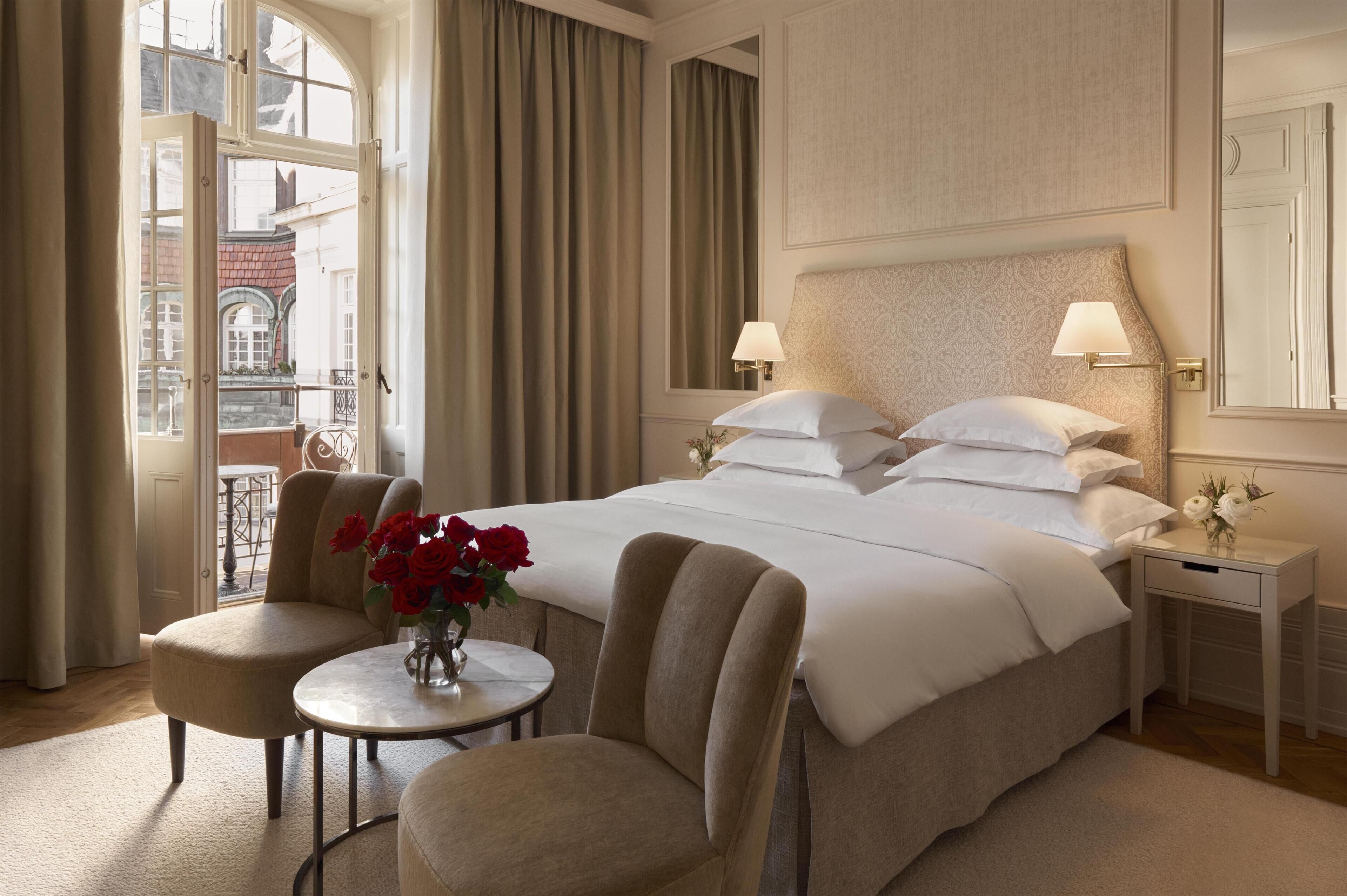 Superior Balcony Room | Minibar, cofre no quarto, com decoração personalizada, secretária 