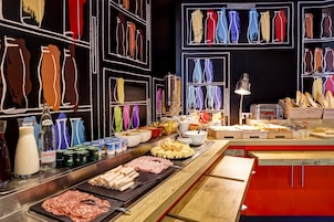 Café da manhã com buffet todos os dias mediante uma taxa