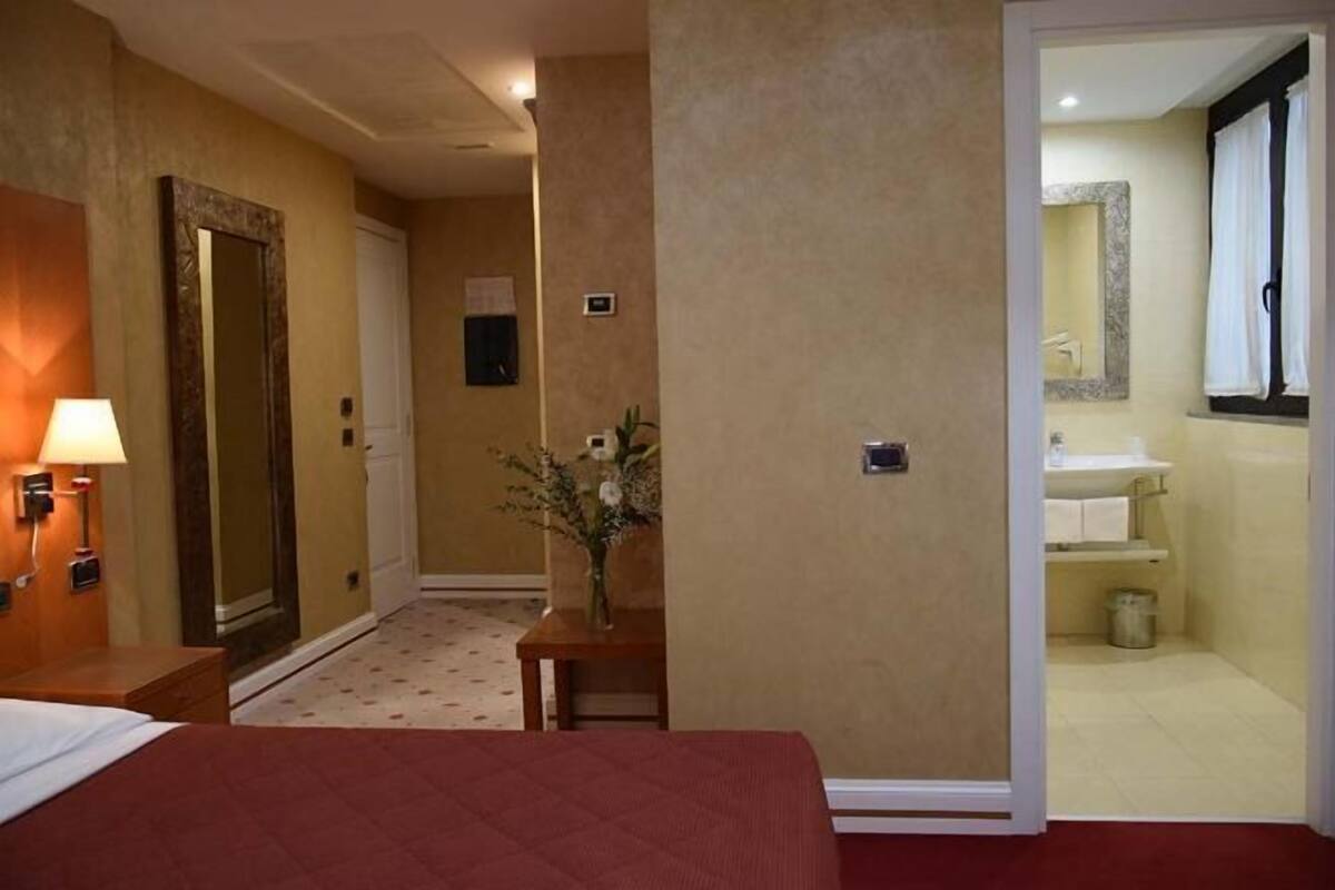 Roupa hipoalergénica, minibar, cofre no quarto, secretária 