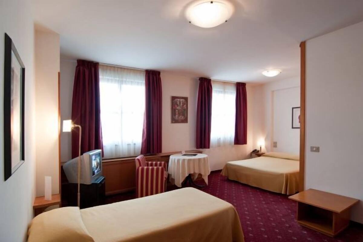 Roupa hipoalergénica, minibar, cofre no quarto, secretária 