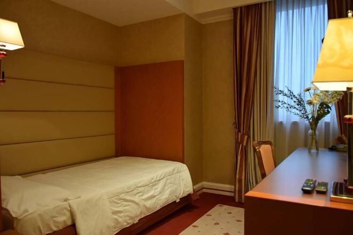 Roupa hipoalergénica, minibar, cofre no quarto, secretária 