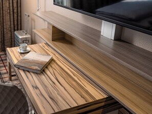 Roupa hipoalergénica, cofre no quarto, secretária 