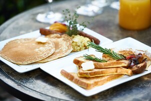 Café da manhã feito na hora todos os dias mediante uma taxa