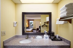 Um secador de cabelo, toalhas fornecidas 