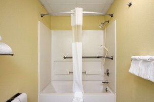 Um secador de cabelo, toalhas fornecidas 