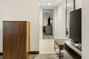 Suite, 1 cama king-size e sofá-cama, acessível, não fumadores (Efficiency) | Roupa hipoalergénica, secretária, cortinas/cortinados opacos 