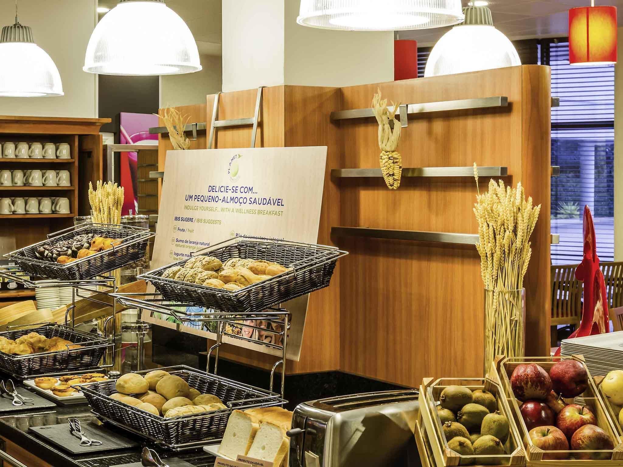 Café da manhã com buffet todos os dias mediante uma taxa