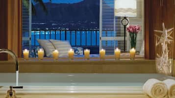 Halekulani Suite | Casa de banho | Um polibã e uma banheira separados, uma banheira de imersão total