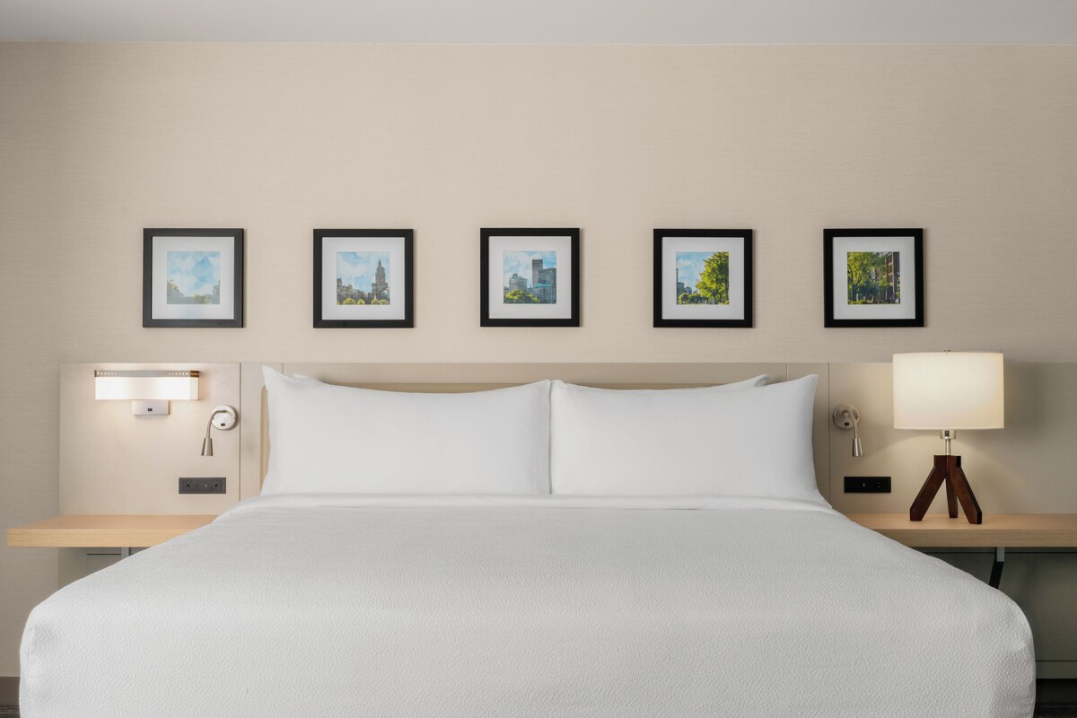 Quarto, 1 cama king-size | Roupa de alta qualidade, cofre no quarto 