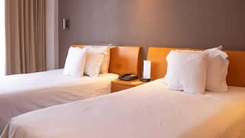 Quarto Twin Executivo | Roupa de alta qualidade, camas de colchão viscoelástico, minibar